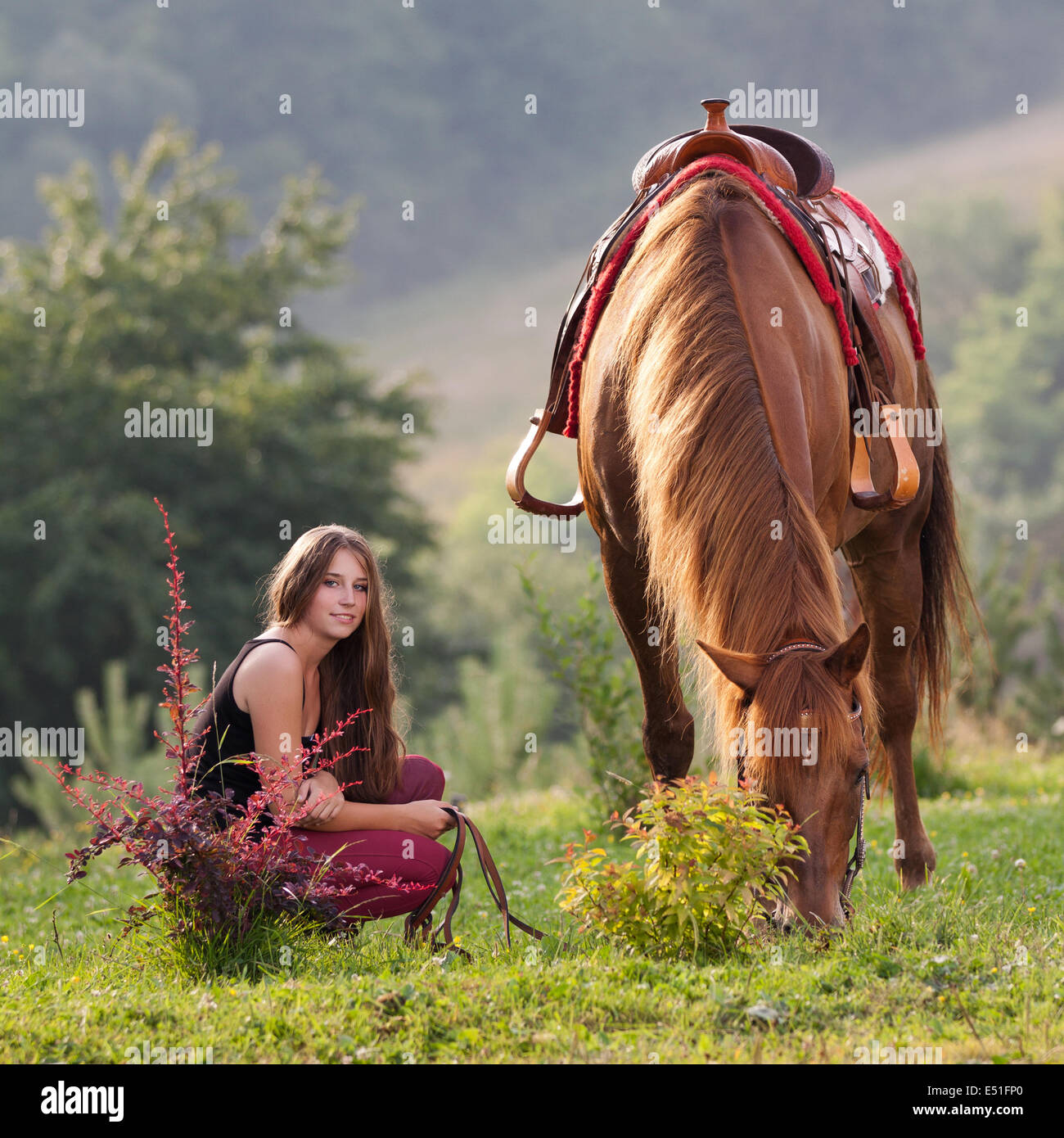 Junges mädchen mit ihrem pferd -Fotos und -Bildmaterial in hoher ...