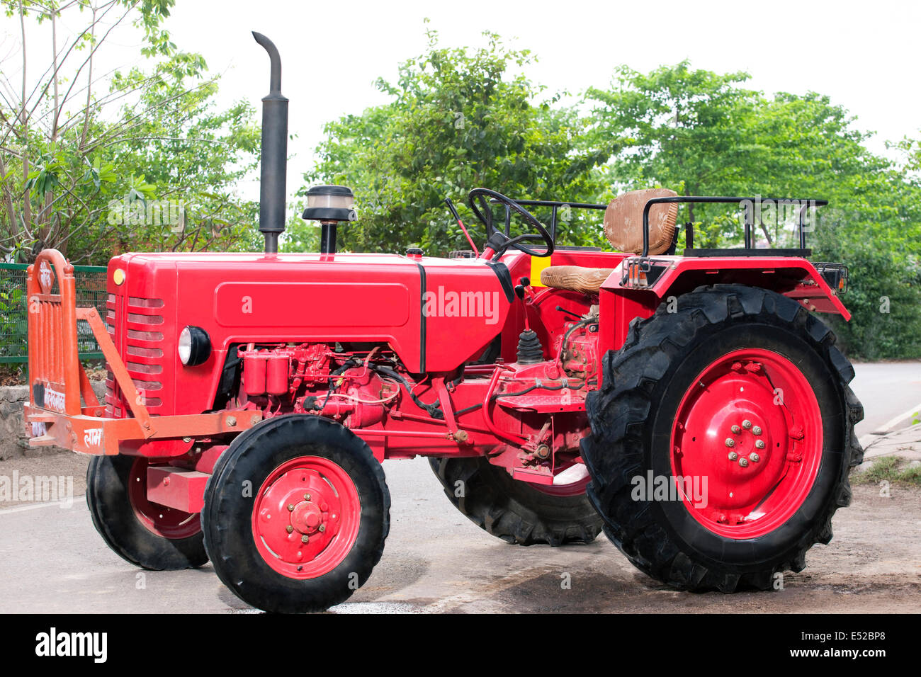 Roter traktor -Fotos und -Bildmaterial in hoher Auflösung – Alamy