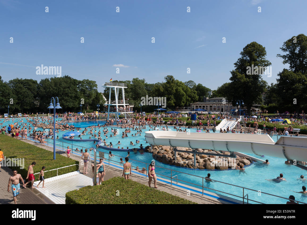 Überfüllte Freibad Badesee in Deutschland, an einem heißen Sommertag ...