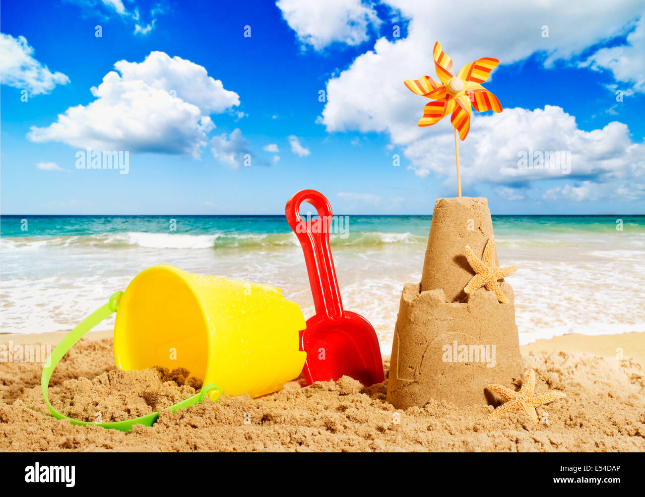 Sandburgen am Strand mit Eimer und Schaufel Stockfotografie - Alamy