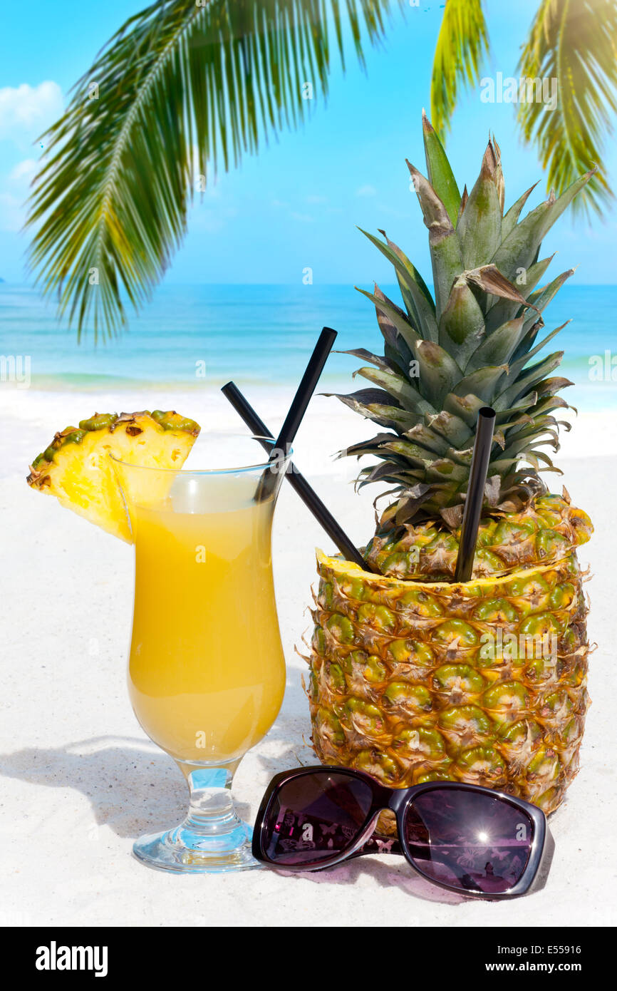 Ananas-Cocktails am Strand mit Strohhut und Sonnenbrille ...