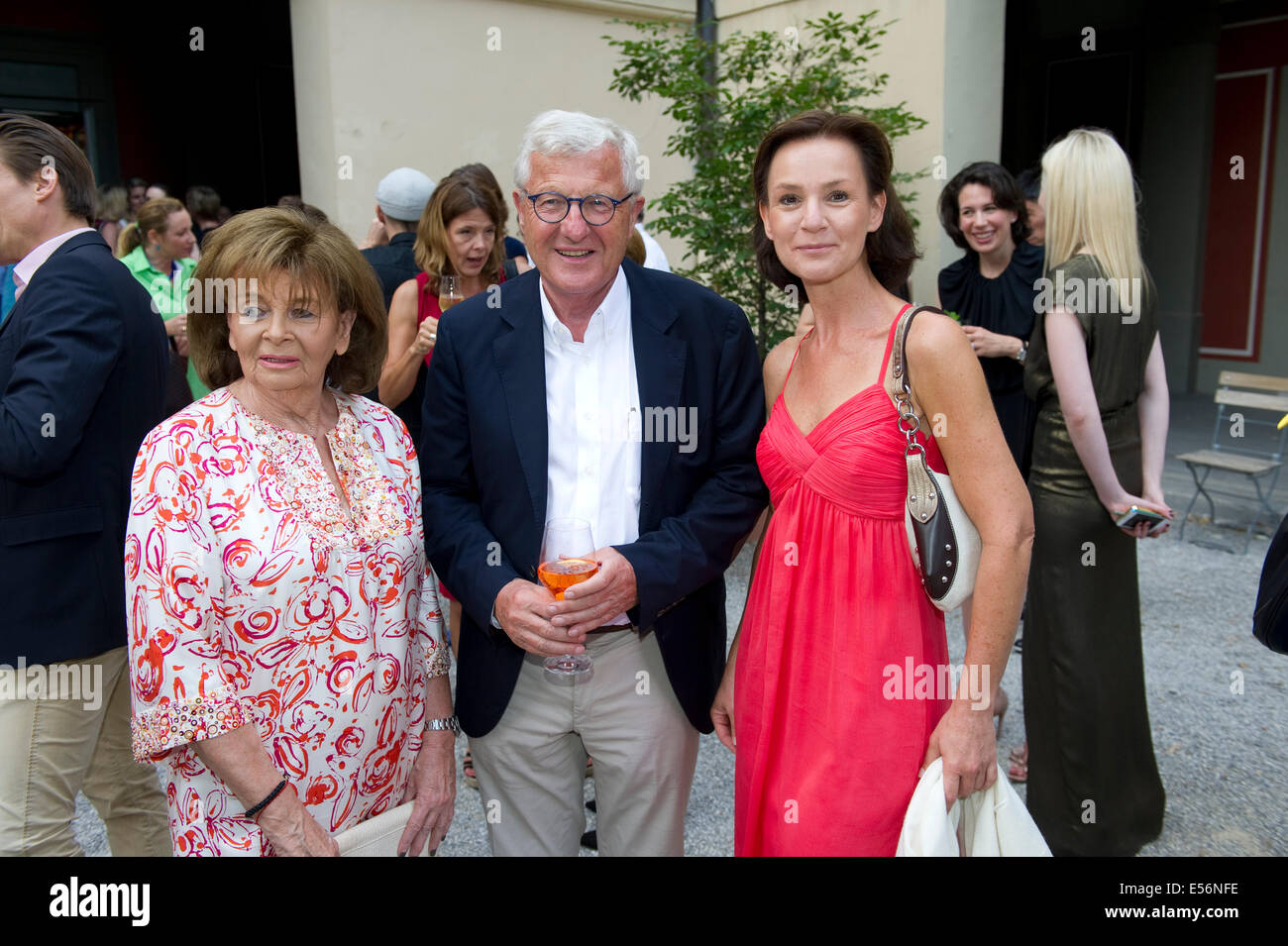 München/Deutschland - am 20 Juli: (R) Hildegard Wortmann (BMW) und Gäste bei der Übersetzung ...