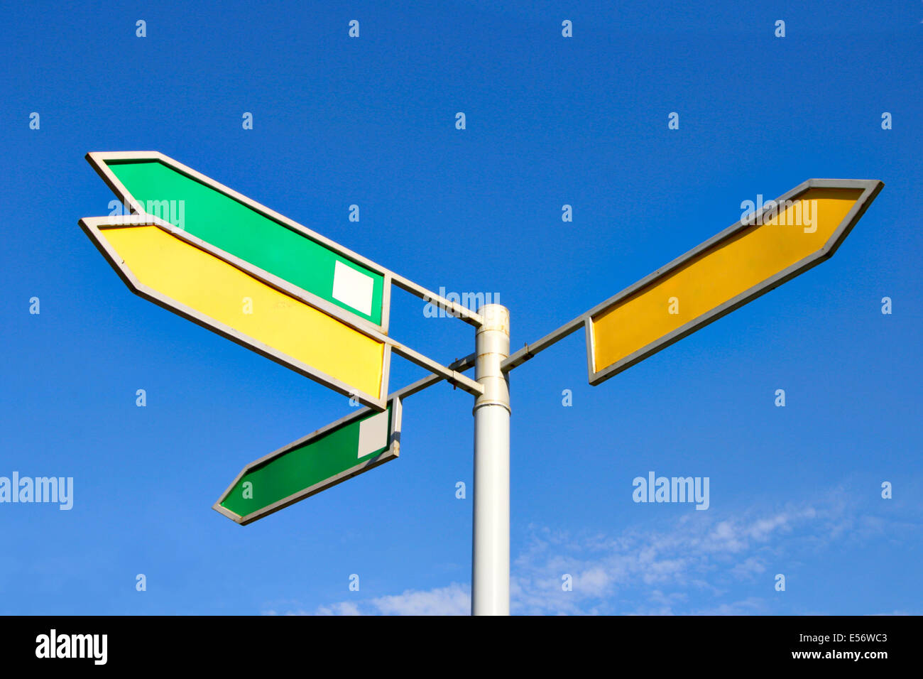 Zeichen Wegweiser Pfeil Stockfotos & Zeichen Wegweiser Pfeil Bilder - Alamy