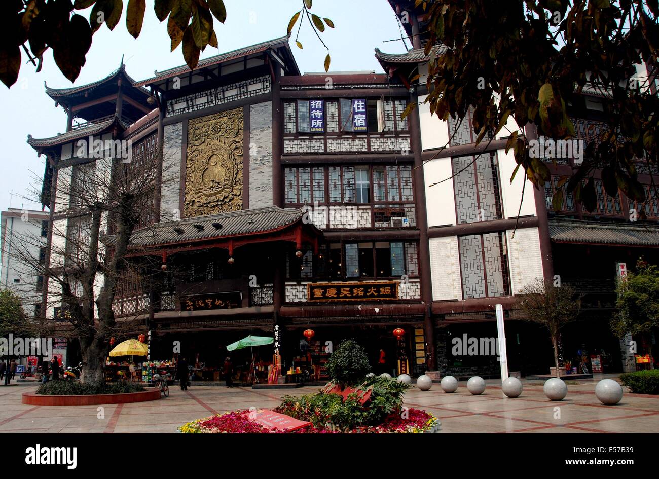 XINDU, CHINA: Schöne braune und weiße Gebäude mit komplizierten ...