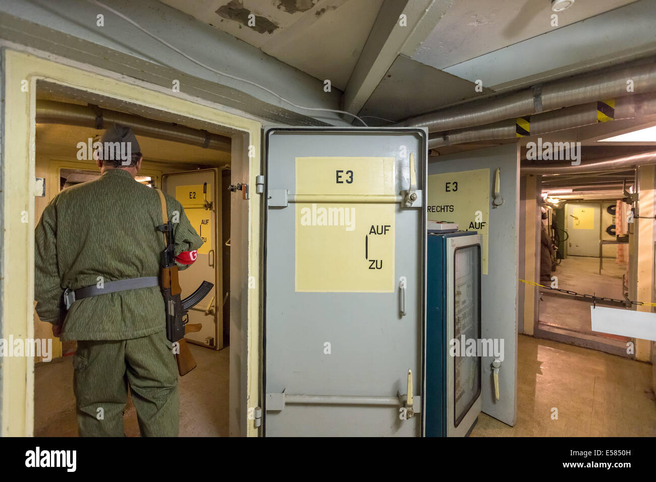 Ein Mann in einer Uniform der ehemaligen nationalen Volksarmee Army ...