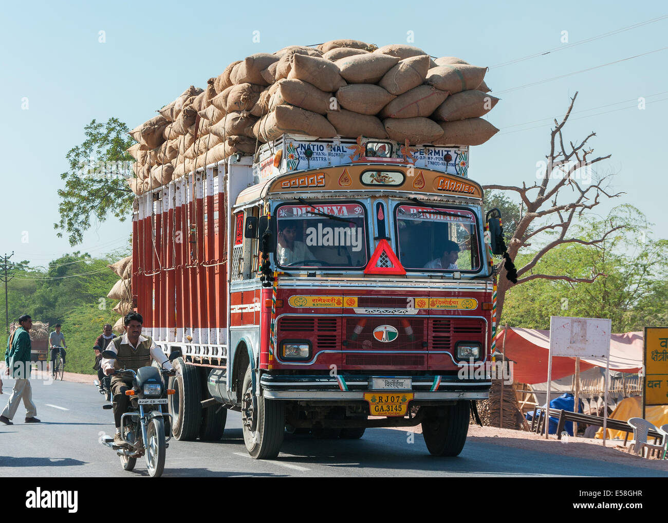 Overloaded lorry truck -Fotos und -Bildmaterial in hoher Auflösung – Alamy