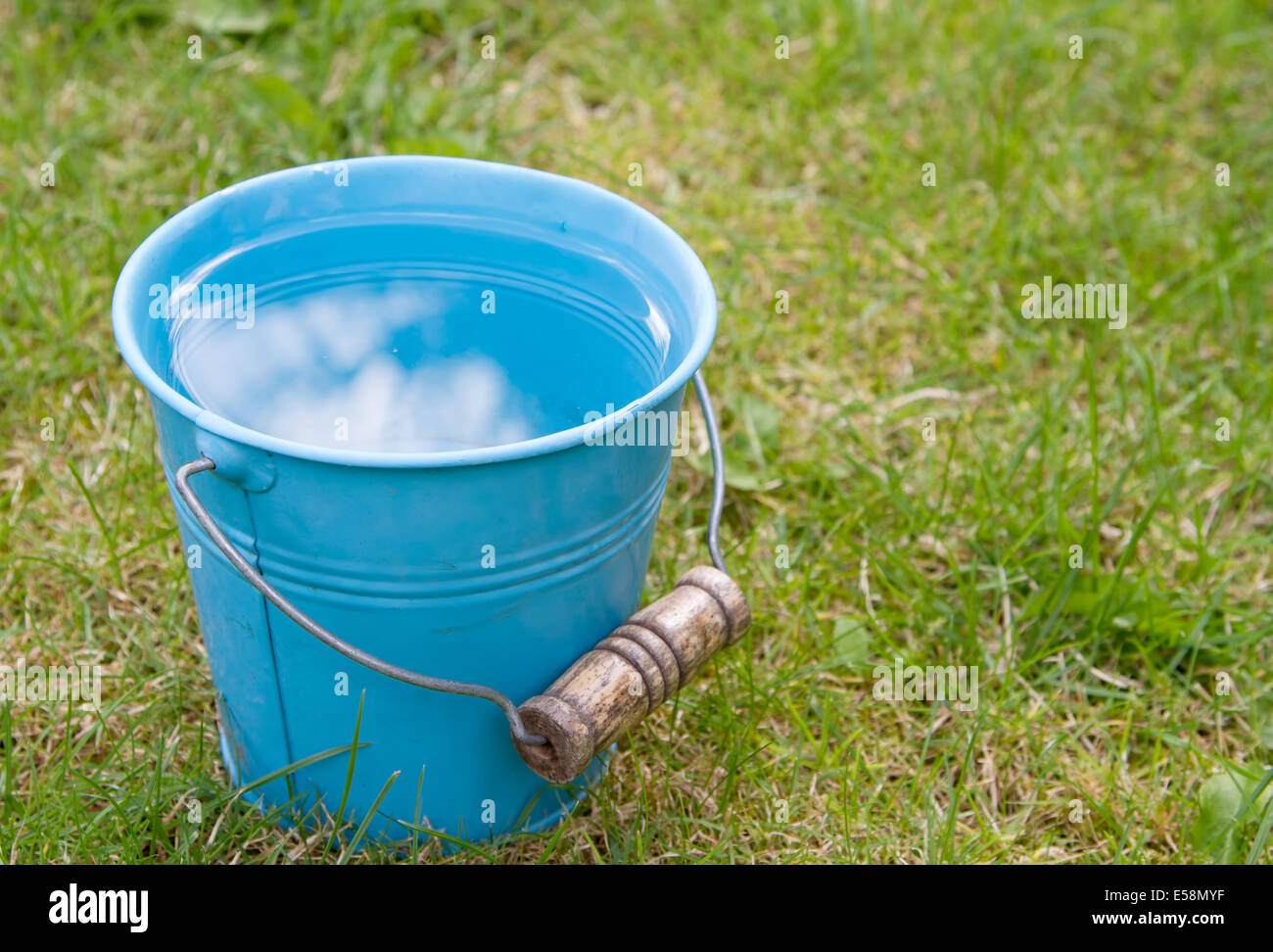 Bucket of water -Fotos und -Bildmaterial in hoher Auflösung – Alamy