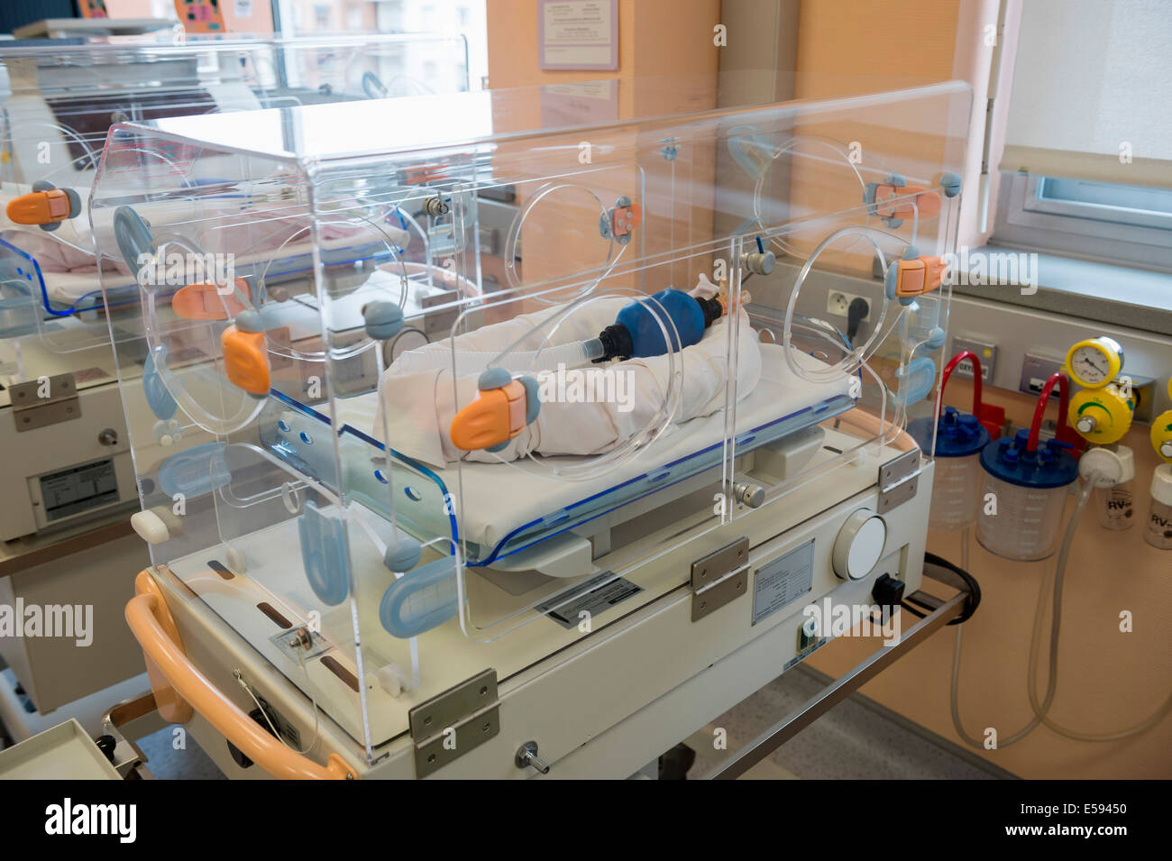 Neonatal Incubator Stockfotos & Neonatal Incubator Bilder - Alamy