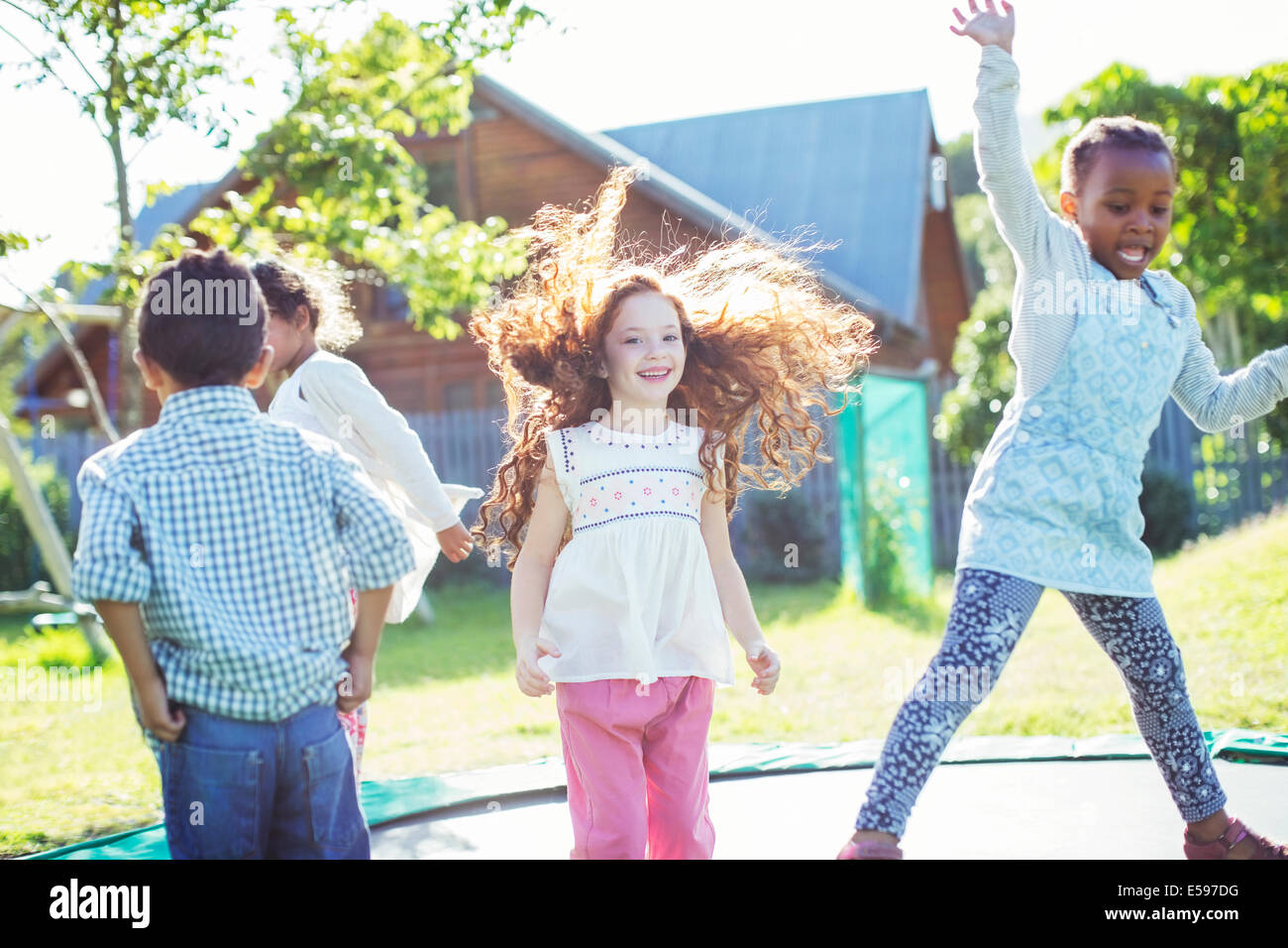 Kinder springen auf dem Trampolin im freien Stockfotografie - Alamy
