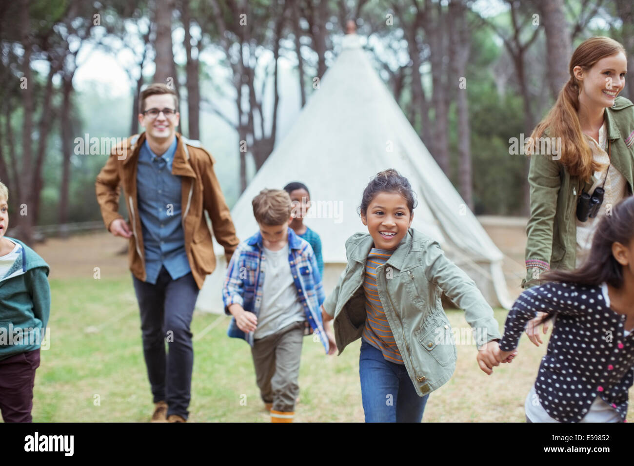 Lehrer und Schüler, die zu Fuß in Wald Stockfotografie - Alamy Lehrer und Schüler, die zu Fuß in Wald Stockfotografie - Alamy
