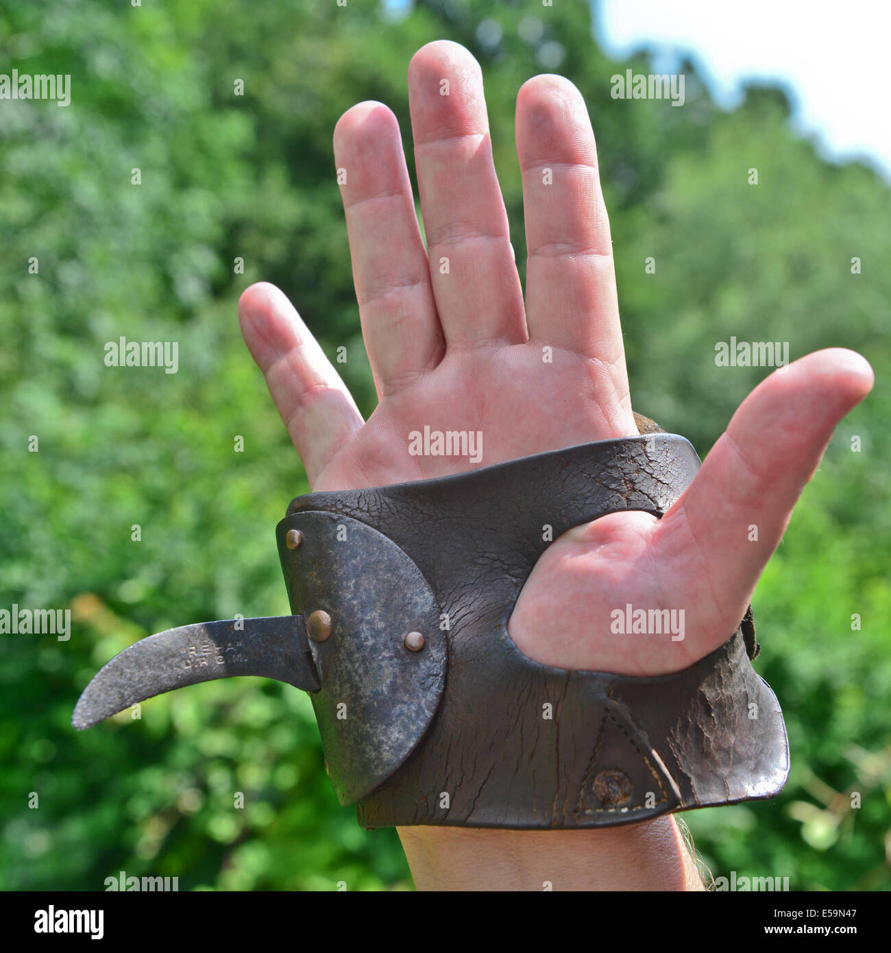 Bild von: Jules Annan Bild zeigt: ORIGINAL "SRBOSJEK" serbischen Kehle ...