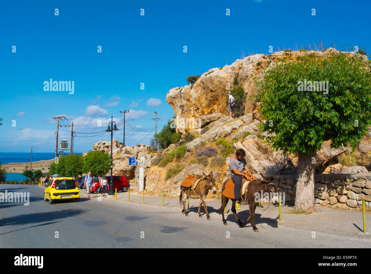 Straße bis zur Altstadt und Strand, Stadt Lindos, Rhodos, Dodekanes ...
