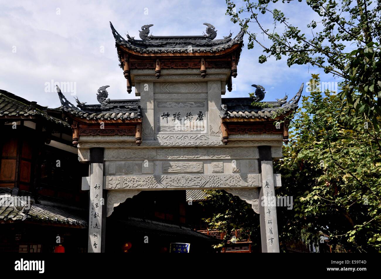 JIEZI ANCIENT TOWN, CHINA: Eines mehrere große zeremonielle Tore mit ...