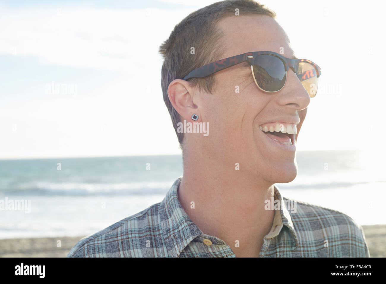 Am strand lachen -Fotos und -Bildmaterial in hoher Auflösung – Alamy