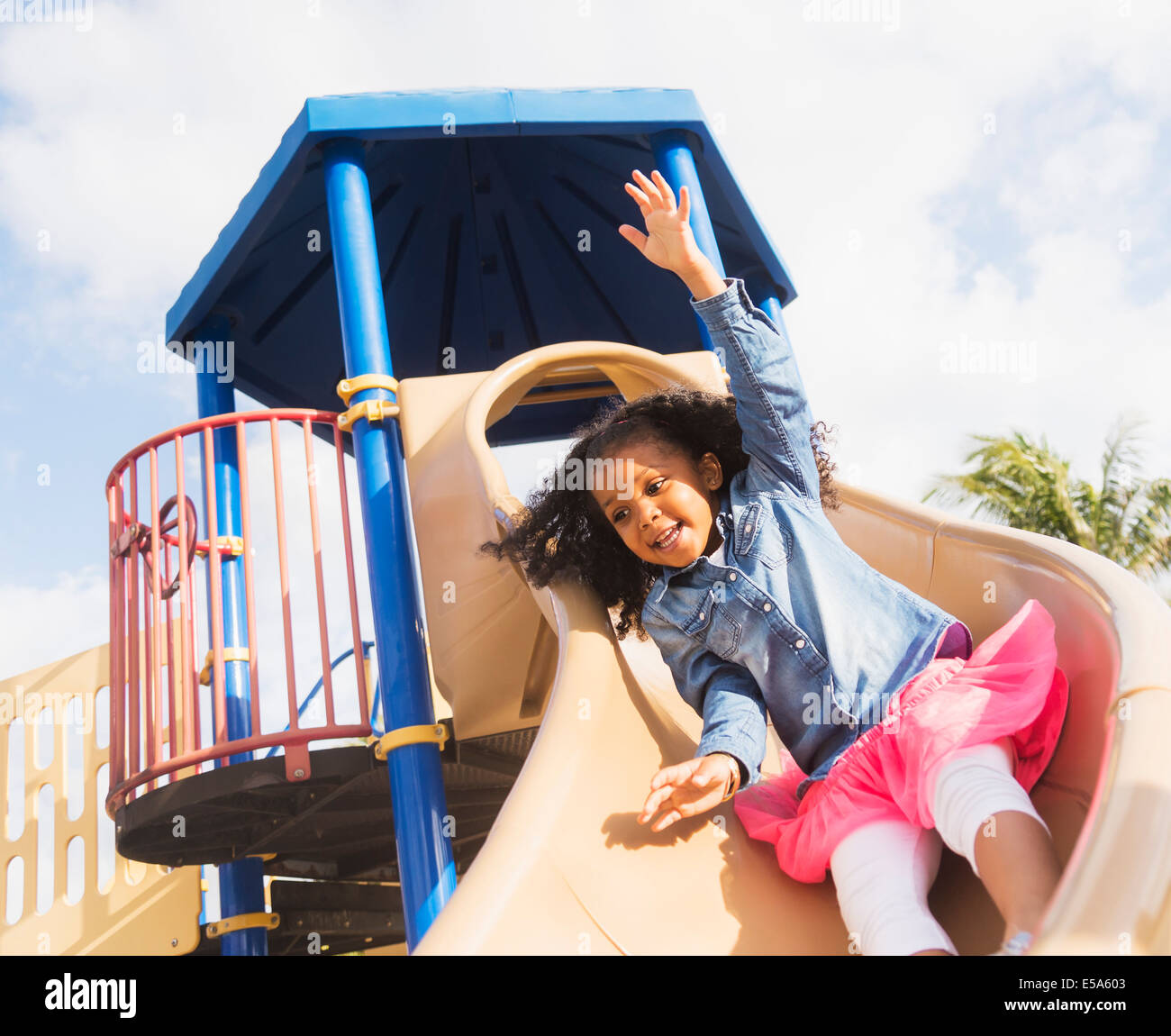Mädchen Spielen Auf Dem Spielplatz Fotos Und Bildmaterial In Hoher