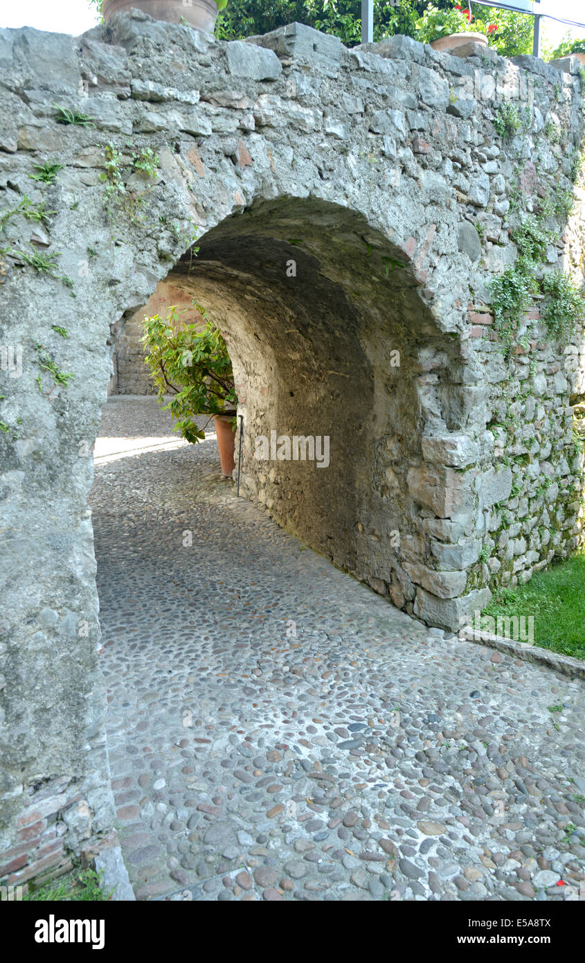Old Stone Castle Gate In Stockfotos & Old Stone Castle Gate In Bilder ...