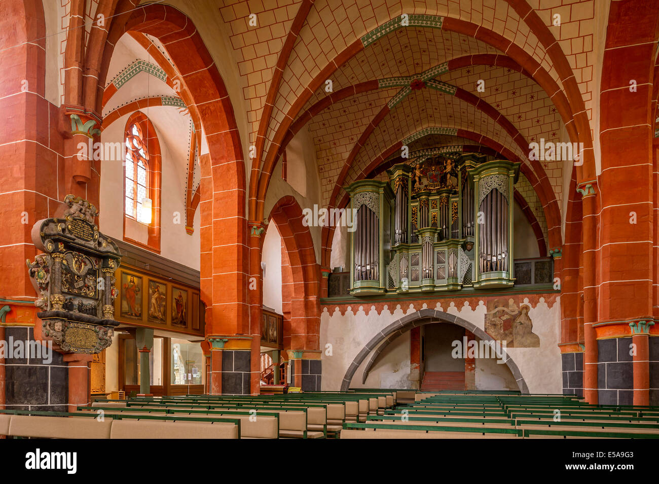 Kirchenschiff und orgel -Fotos und -Bildmaterial in hoher Auflösung – Alamy