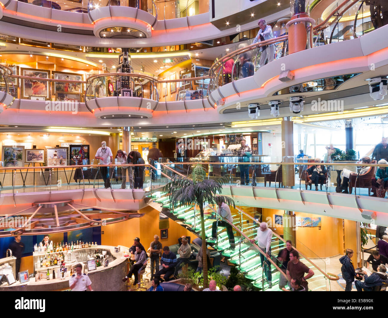 Zentrale atriumdeckebenen -Fotos und -Bildmaterial in hoher Auflösung ...