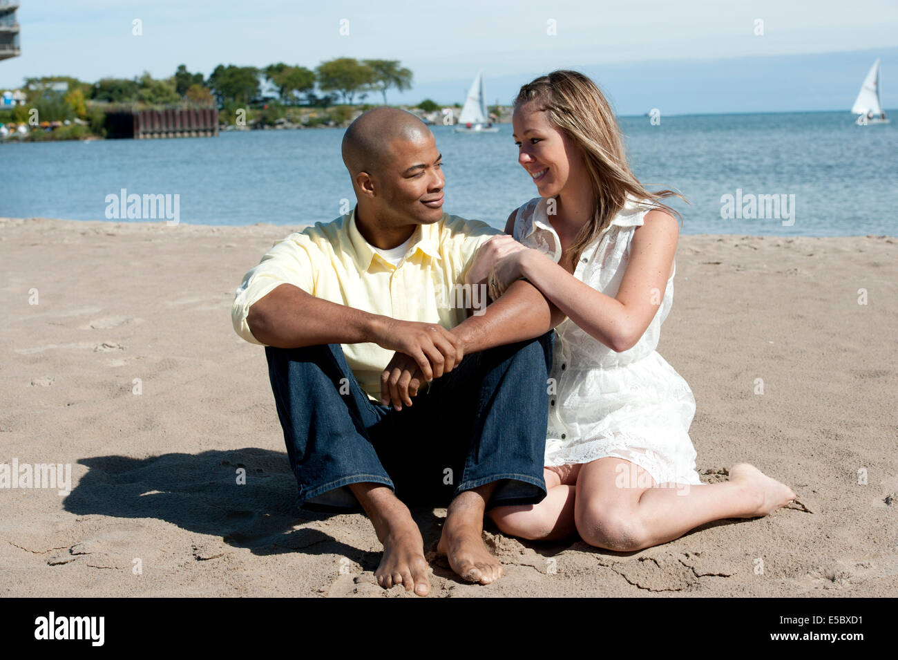 Ein Glückliches Interracial Paar Sitzt Am Strand An Einem Sonnigen Tag Stockfotografie Alamy