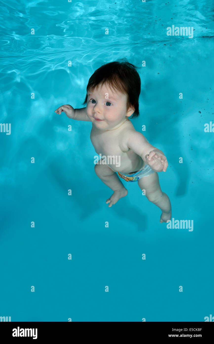 Mit baby im hallenbad -Fotos und -Bildmaterial in hoher Auflösung – Alamy