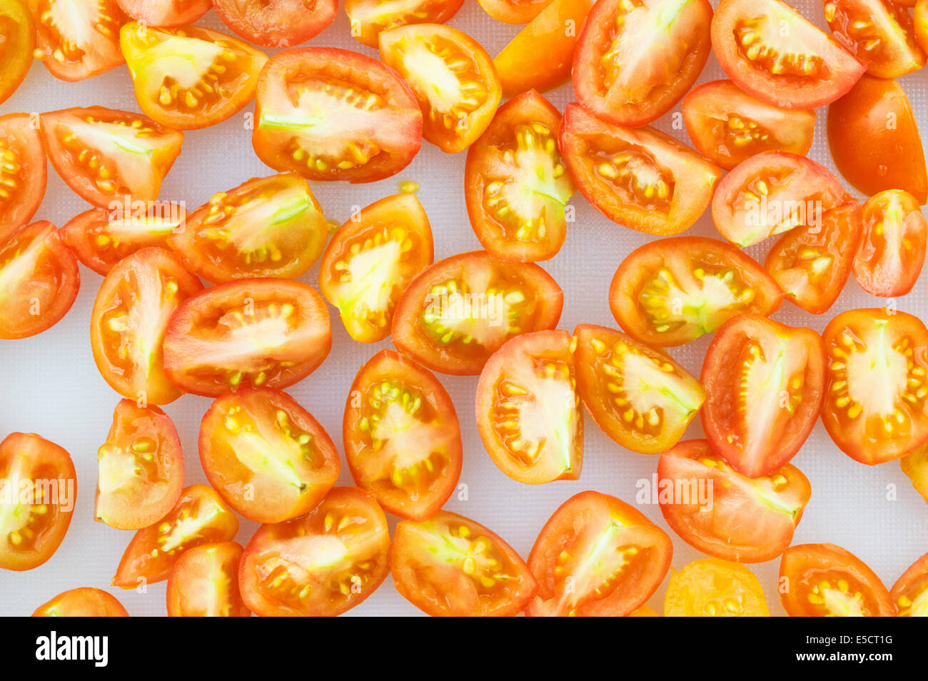 Tomate in viertel geschnitten -Fotos und -Bildmaterial in hoher ...