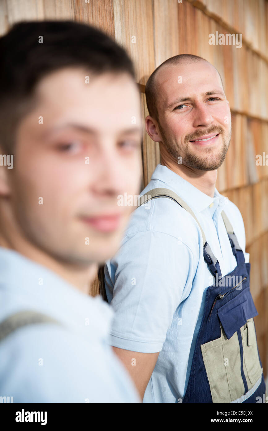 Zwei handwerker -Fotos und -Bildmaterial in hoher Auflösung – Alamy