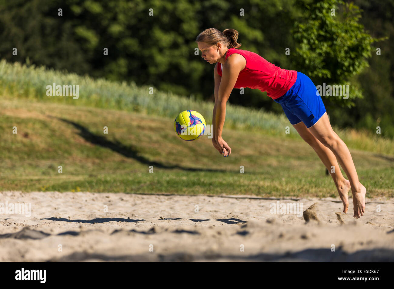 Beach volleyball woman -Fotos und -Bildmaterial in hoher Auflösung – Alamy