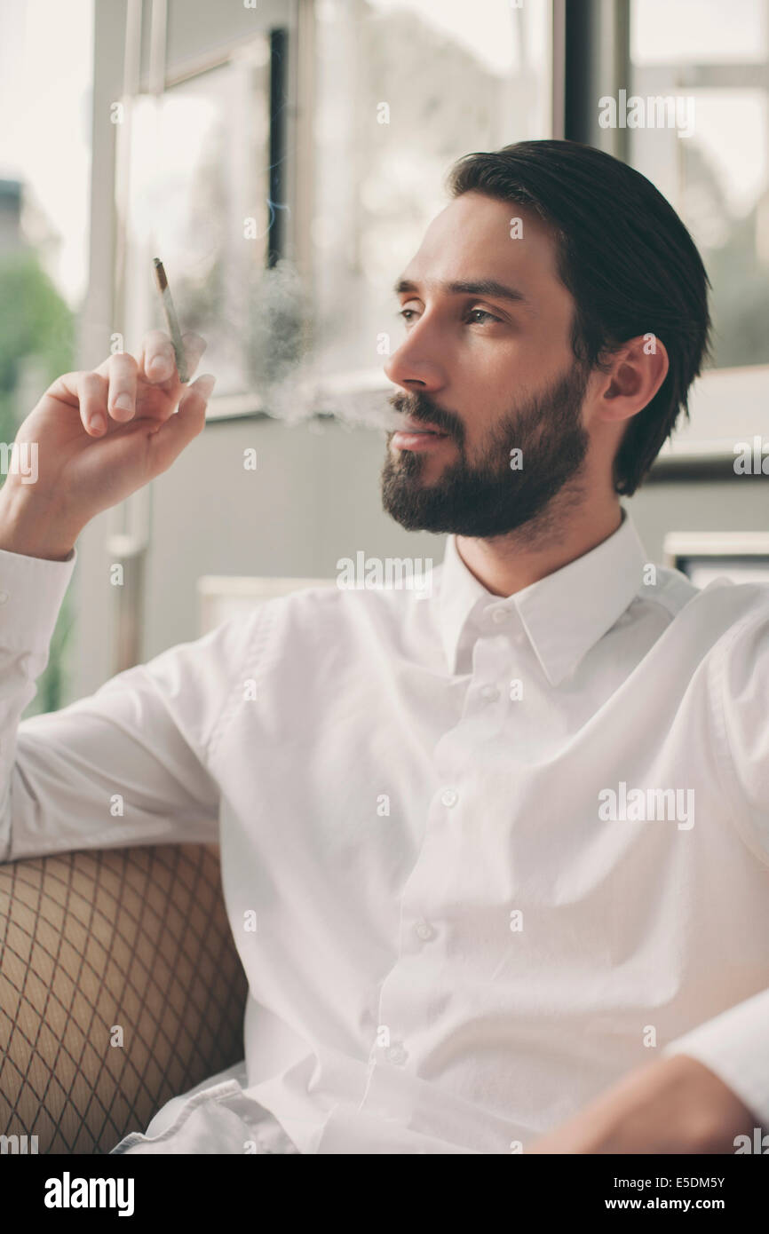 Zigarillo rauchen -Fotos und -Bildmaterial in hoher Auflösung – Alamy