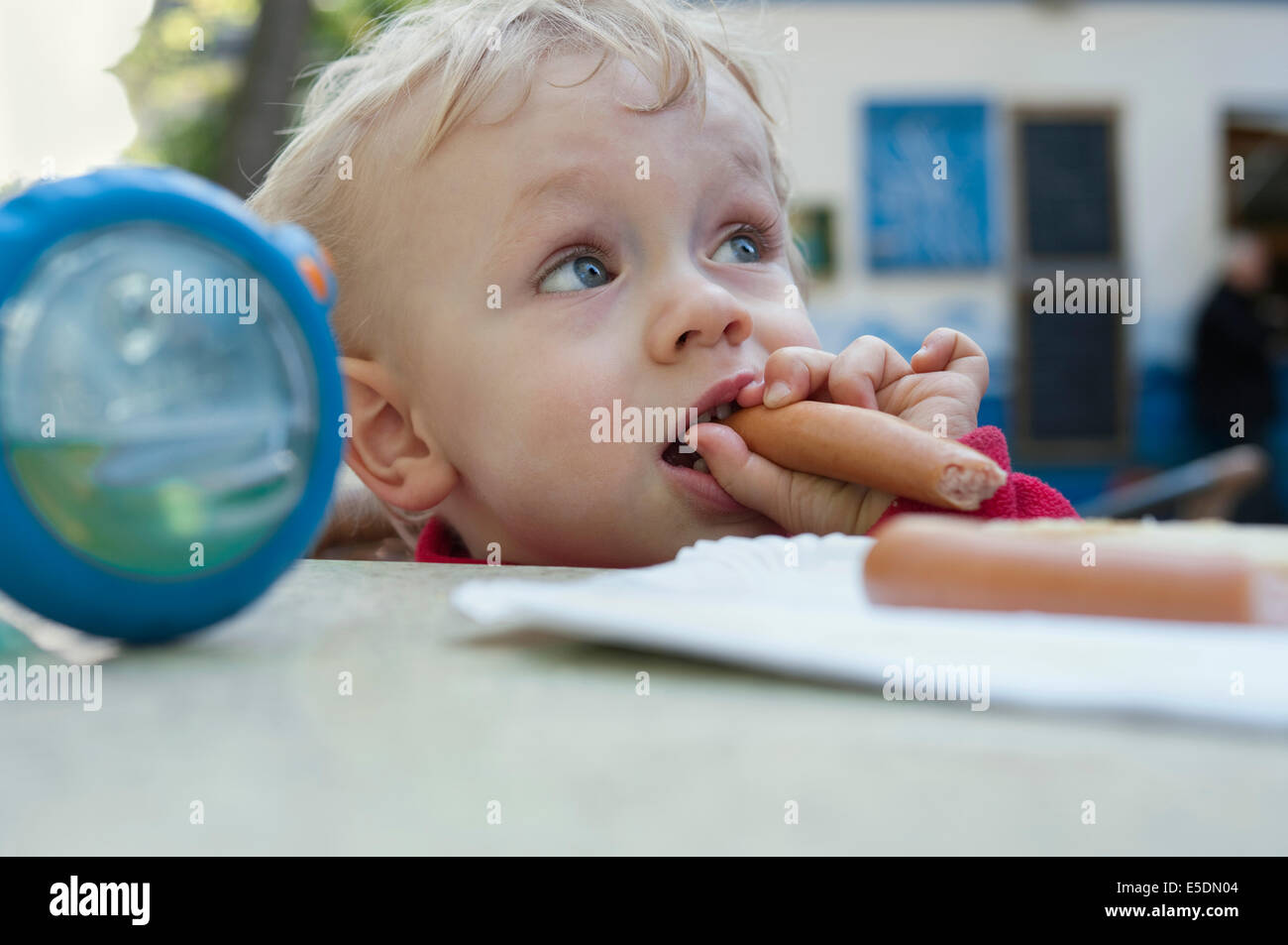 Baby Boy eine Wurst essen Stockfotografie - Alamy