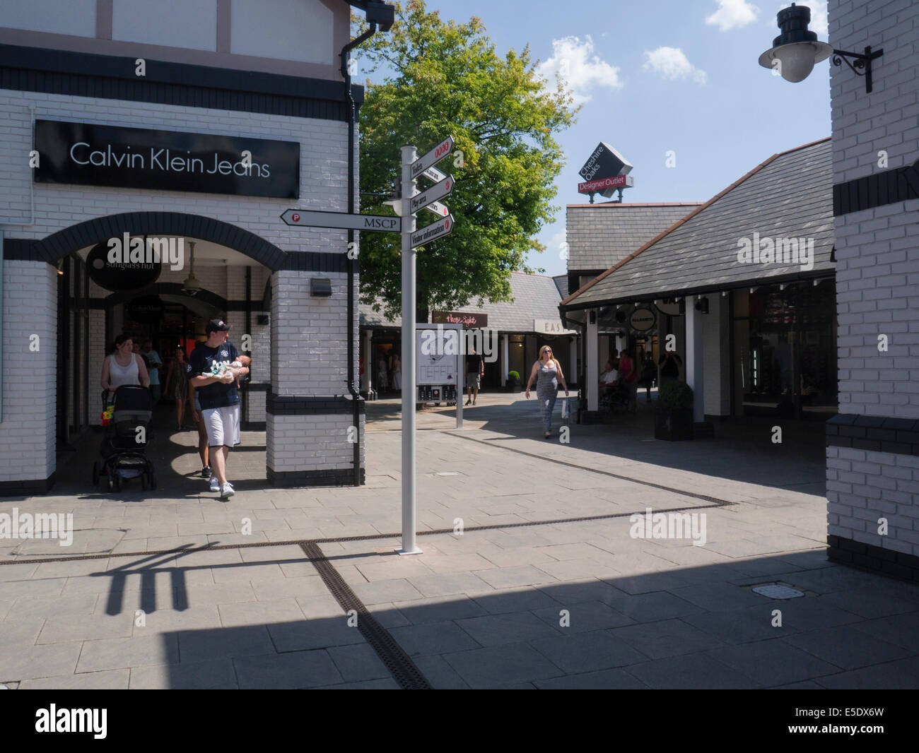 Cheshire eichen designer outlet village -Fotos und -Bildmaterial in ...