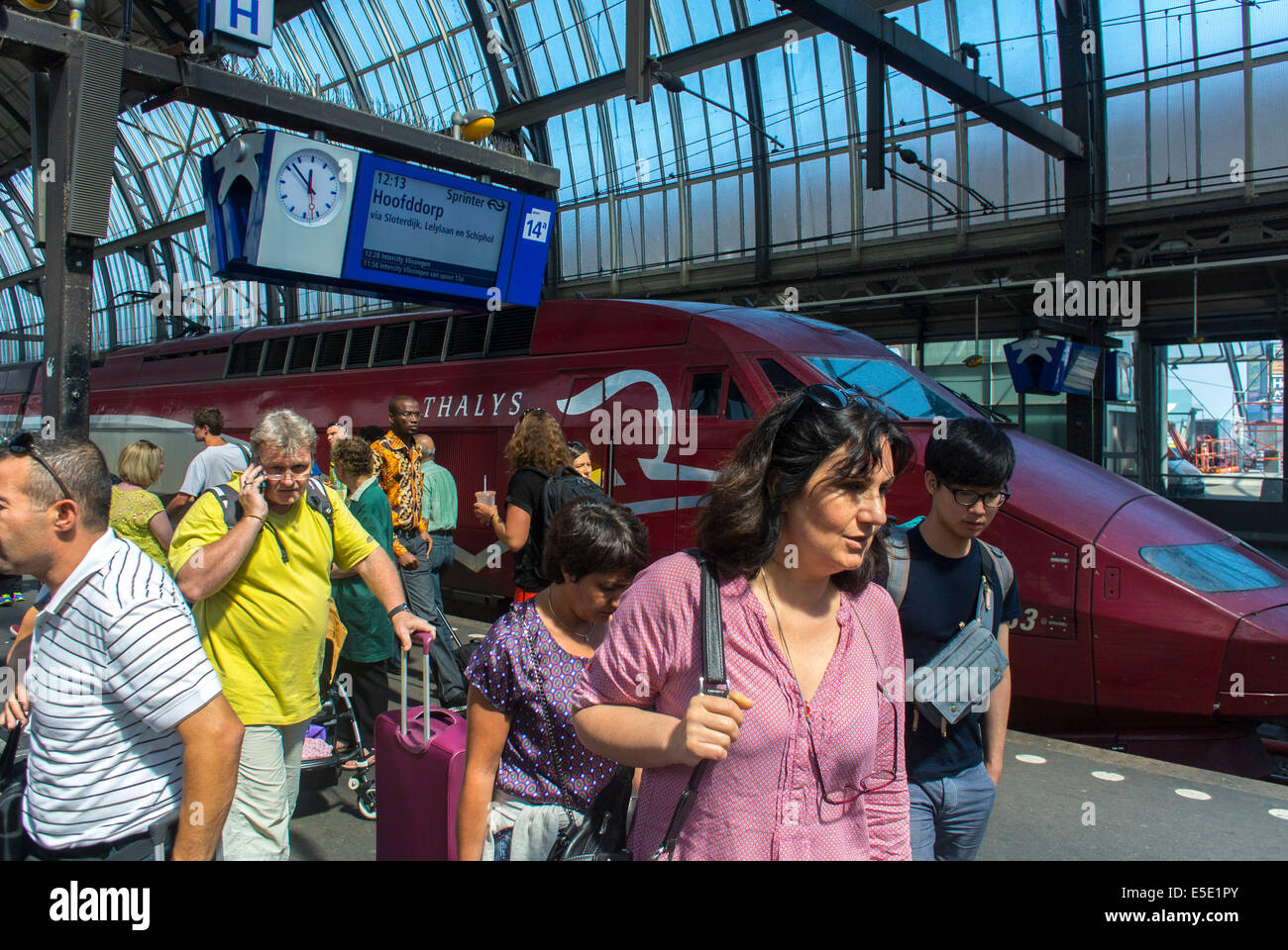 Paris, Frankreich, Menschenmassen Aussteigen aus dem TGV-Hochgeschwindigkeitszug, THALYS ...