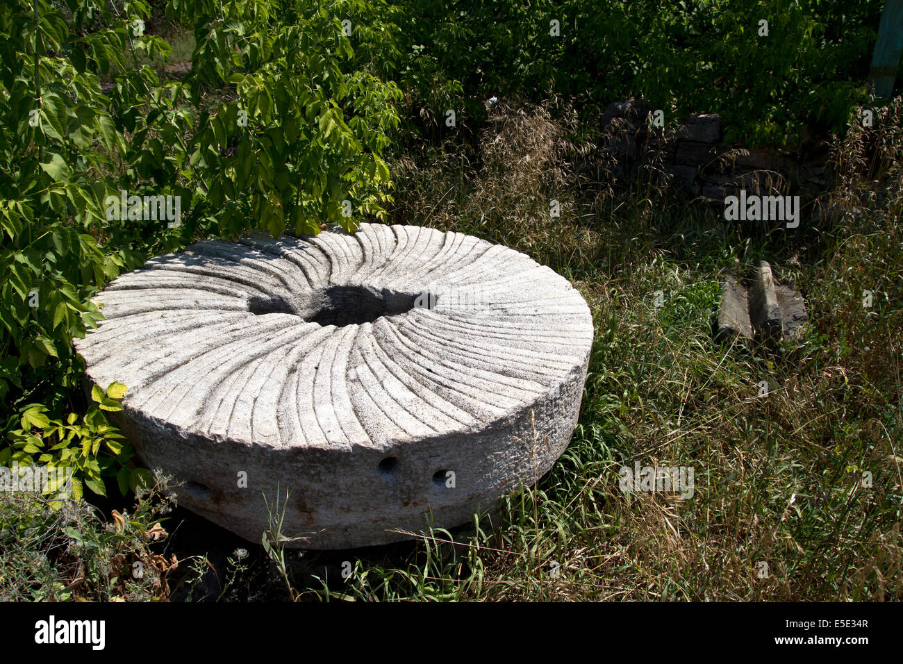 Old stone grind grain -Fotos und -Bildmaterial in hoher Auflösung – Alamy
