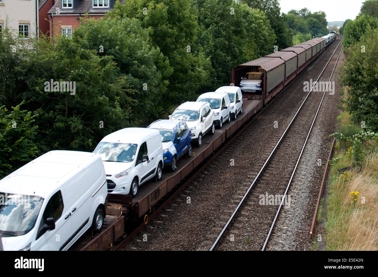 Zug mit neuen Ford Transporter und Pkw Stockfotografie - Alamy