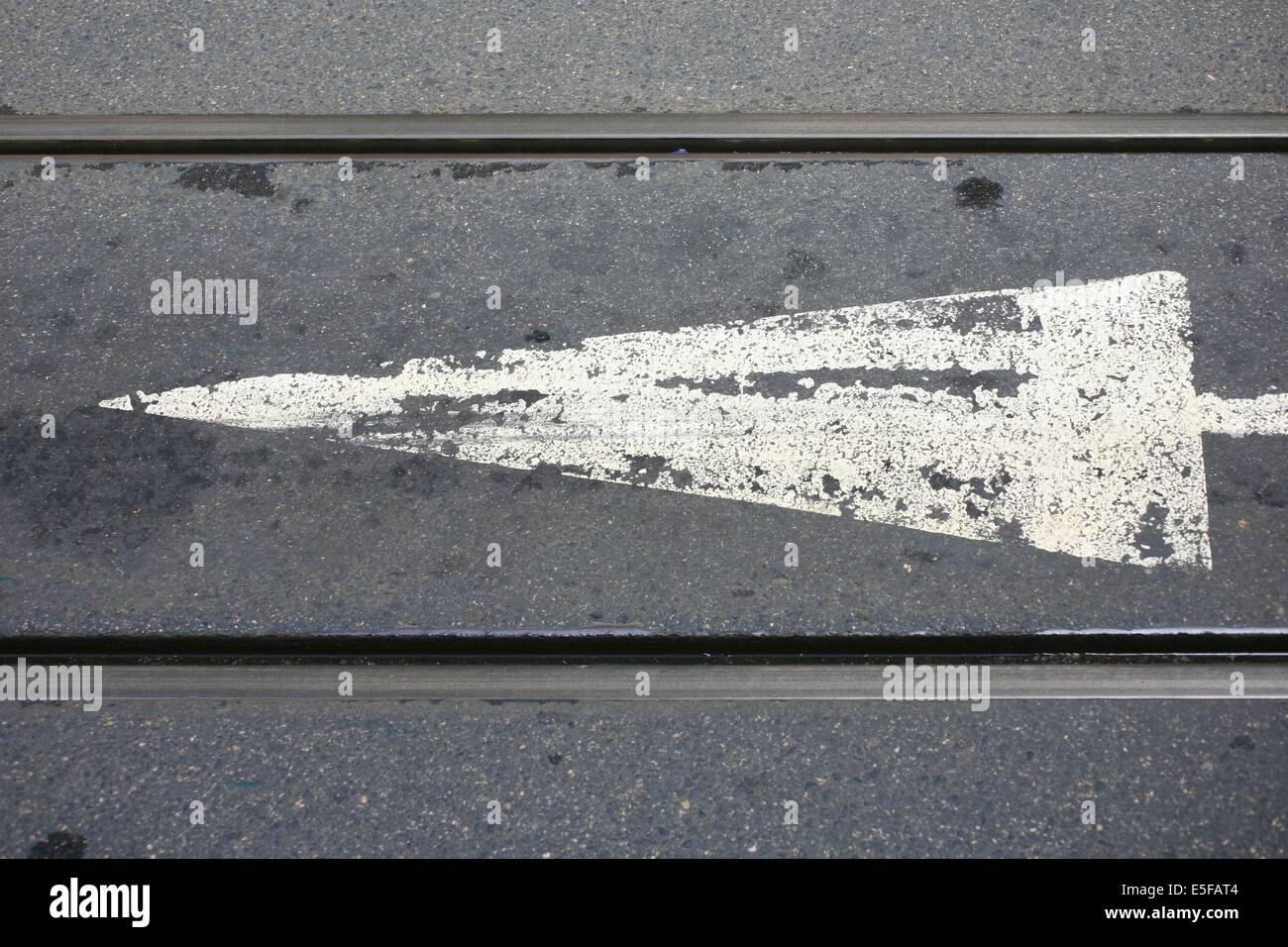 Detail schienen und fleche de signalisation -Fotos und -Bildmaterial in hoher Auflösung – Alamy