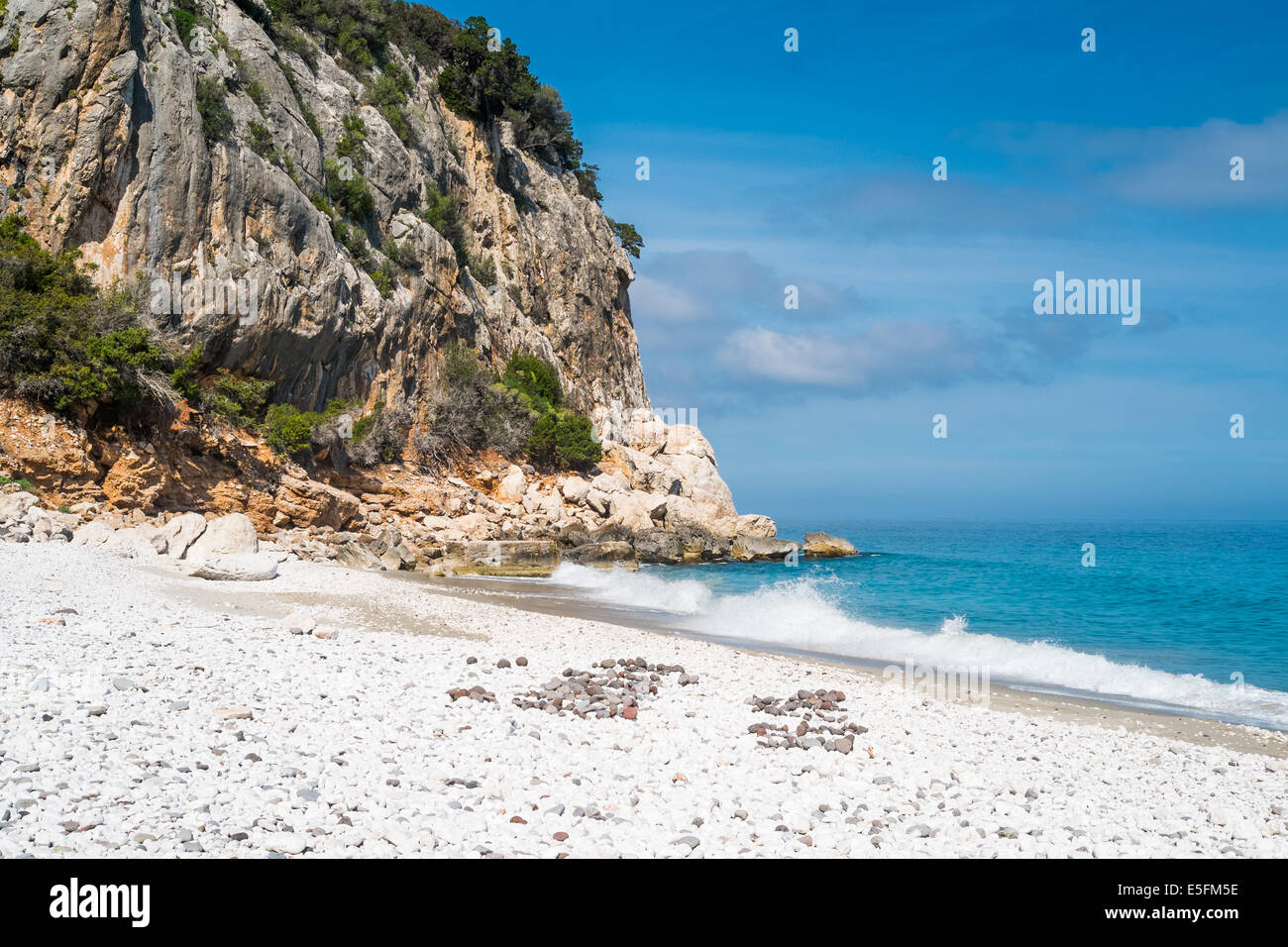 Cala Fuili Strand in Cala Gonone, Sardinien, Italien Stockfotografie ...