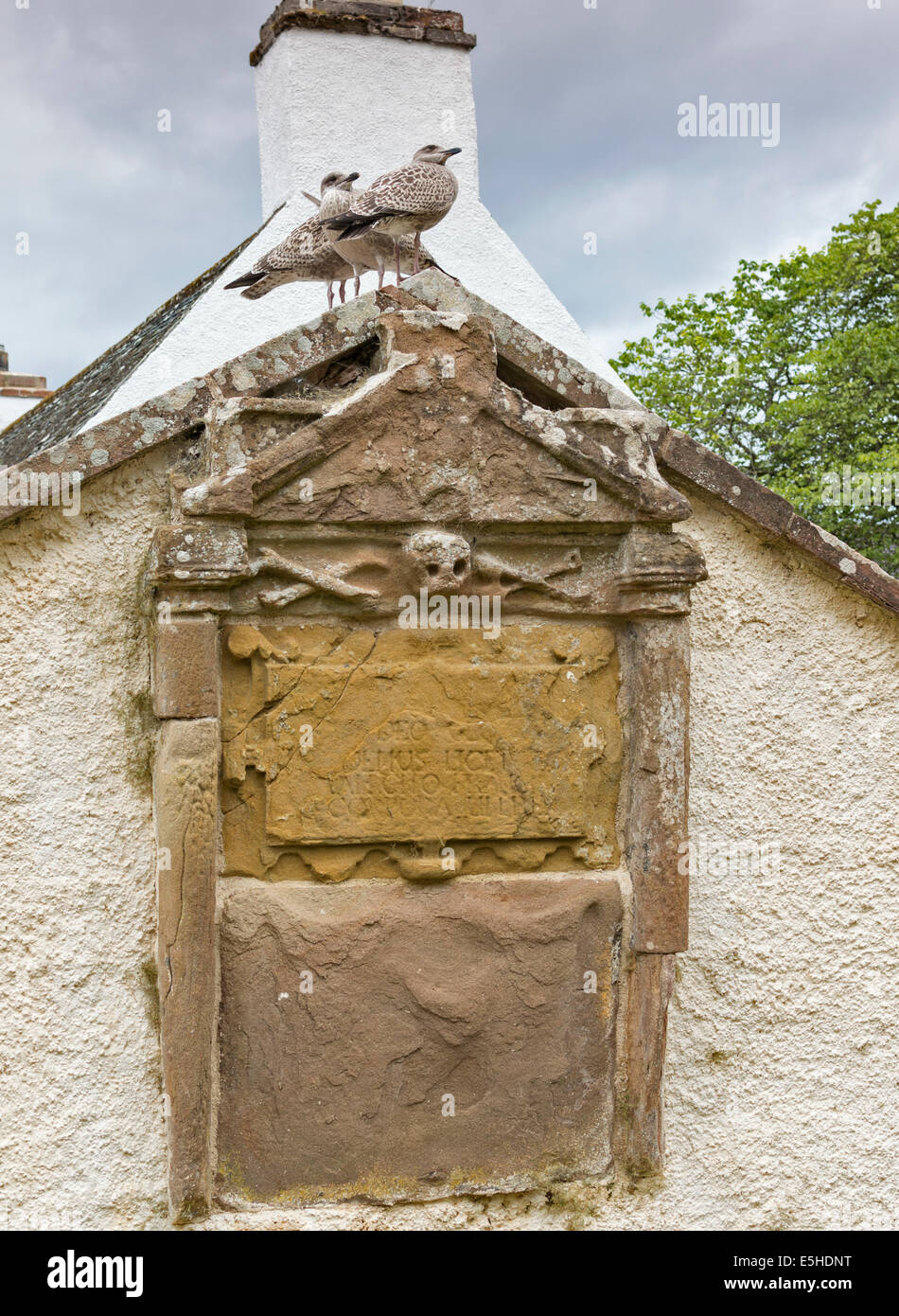 CROMARTY EAST CHURCH BLACK ISLE SCHOTTLAND MIT ALTEN GRABPLATTE ...
