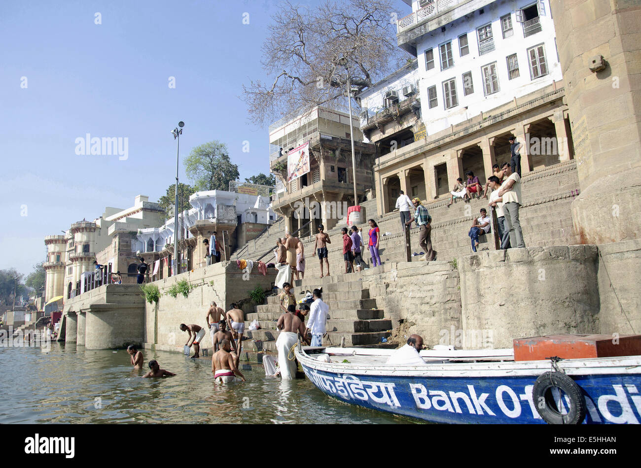 Baden im heiligen fluss ganga -Fotos und -Bildmaterial in hoher ...