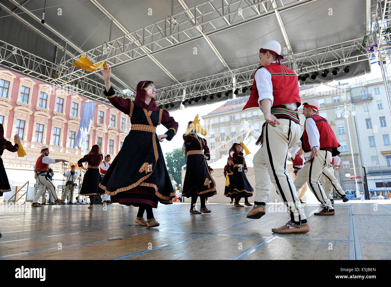 Albanian folklore -Fotos und -Bildmaterial in hoher Auflösung - Seite 2 ...