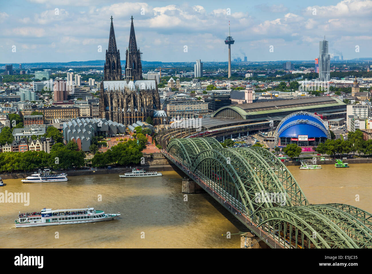 Köln Hauptbahnhof, Kölner Dom, Hohenzollernbrücke, Eisenbahnbrücke ...
