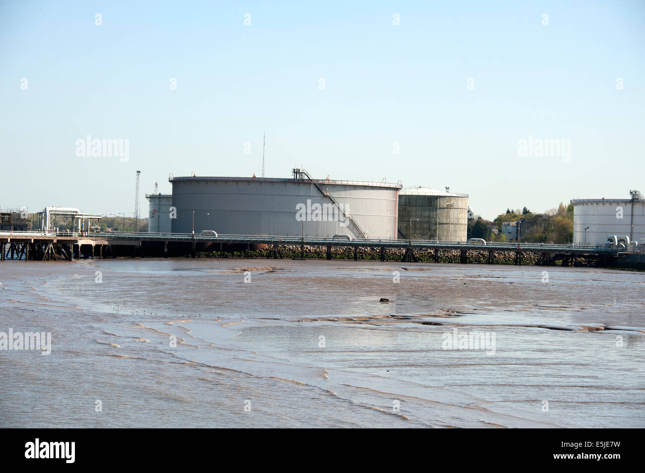 Tanques de refineria de petroleo -Fotos und -Bildmaterial in hoher ...