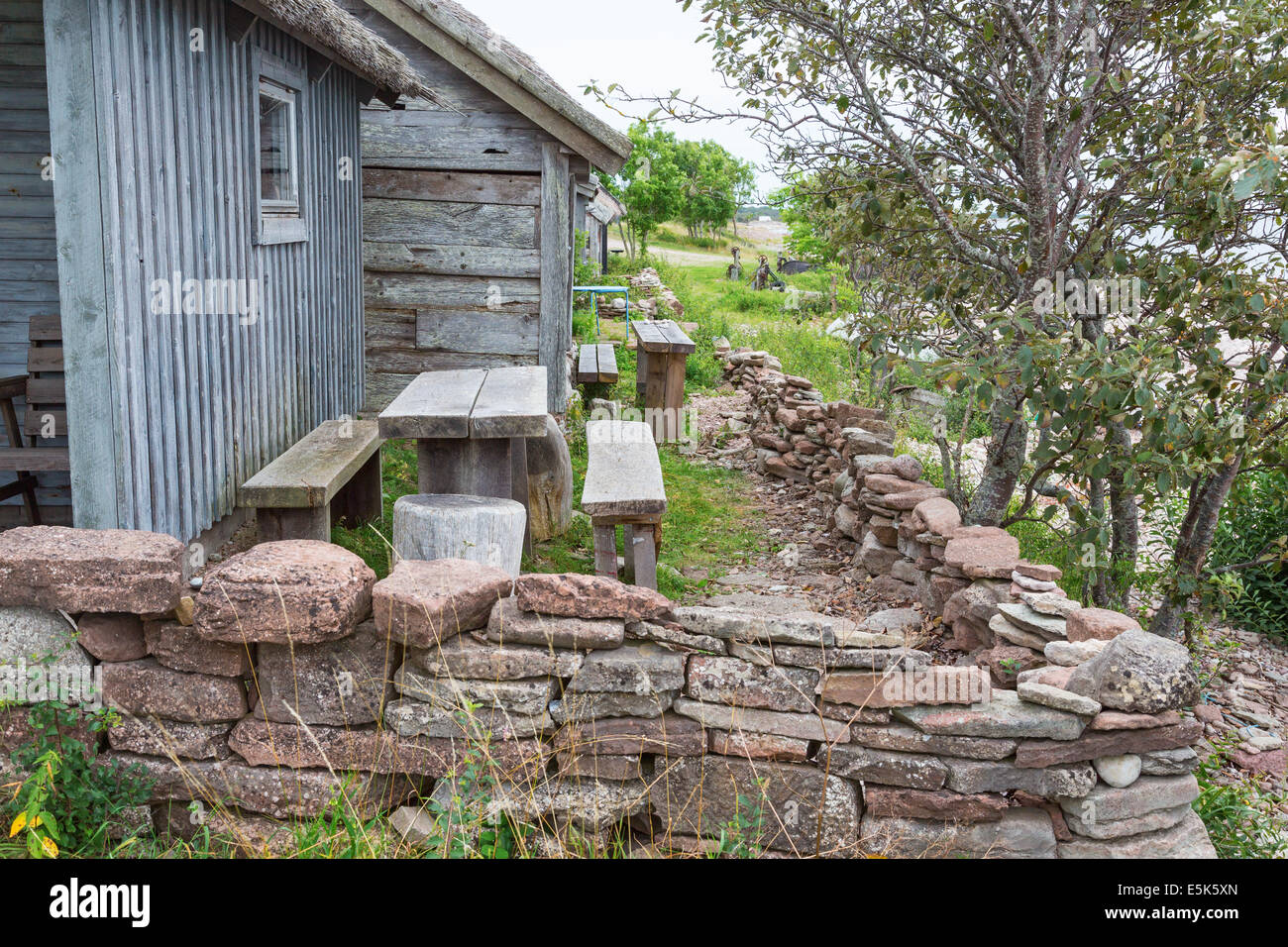 Altes Landhaus mit Terrasse im Garten Stockfotografie - Alamy