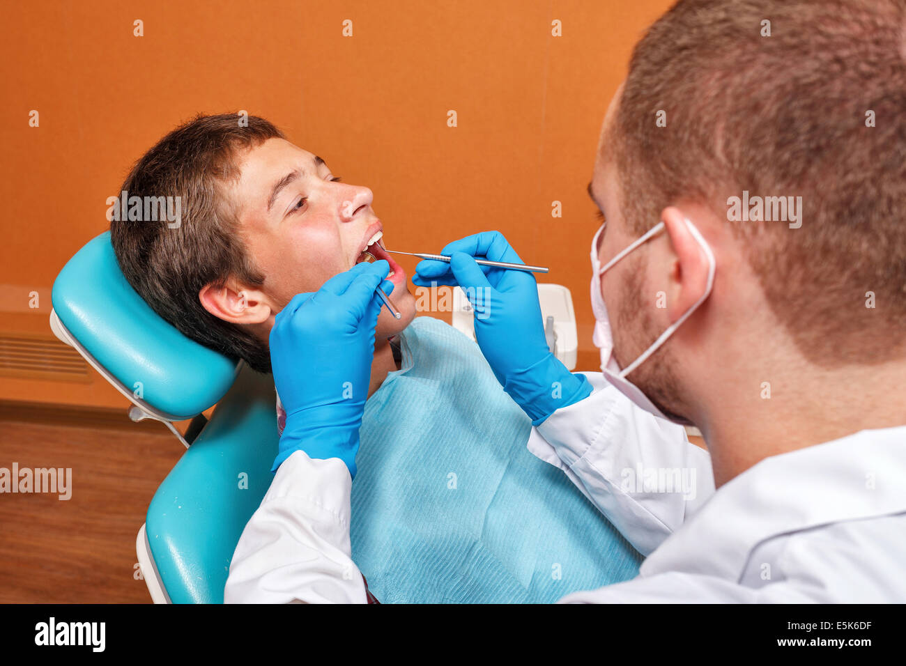 Kind bei Betrachtung der Zahnarzt in der Zahnklinik Stockfotografie - Alamy