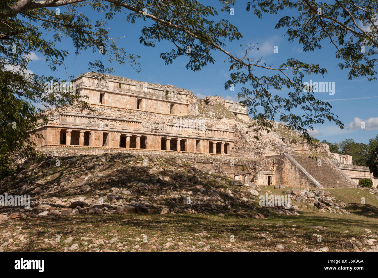 Reconstruction maya temple -Fotos und -Bildmaterial in hoher Auflösung ...