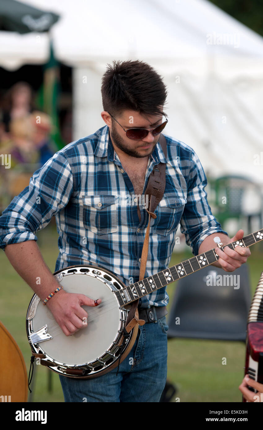 Male man playing banjo -Fotos und -Bildmaterial in hoher Auflösung – Alamy