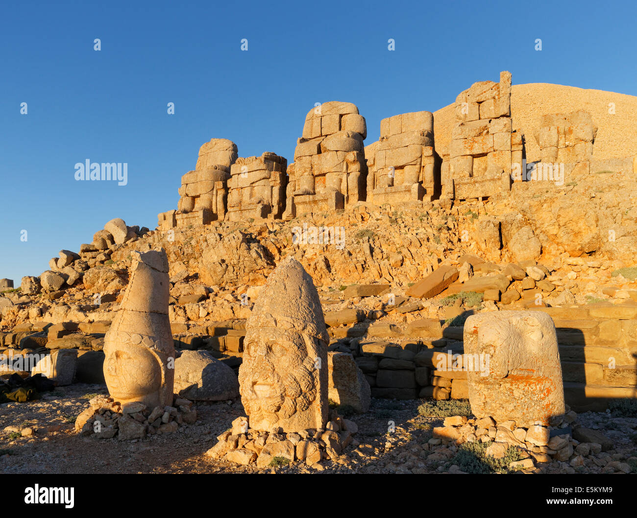 Figuren der Götter Apollo Mithras und Harakles mit dem Kopf von einem ...