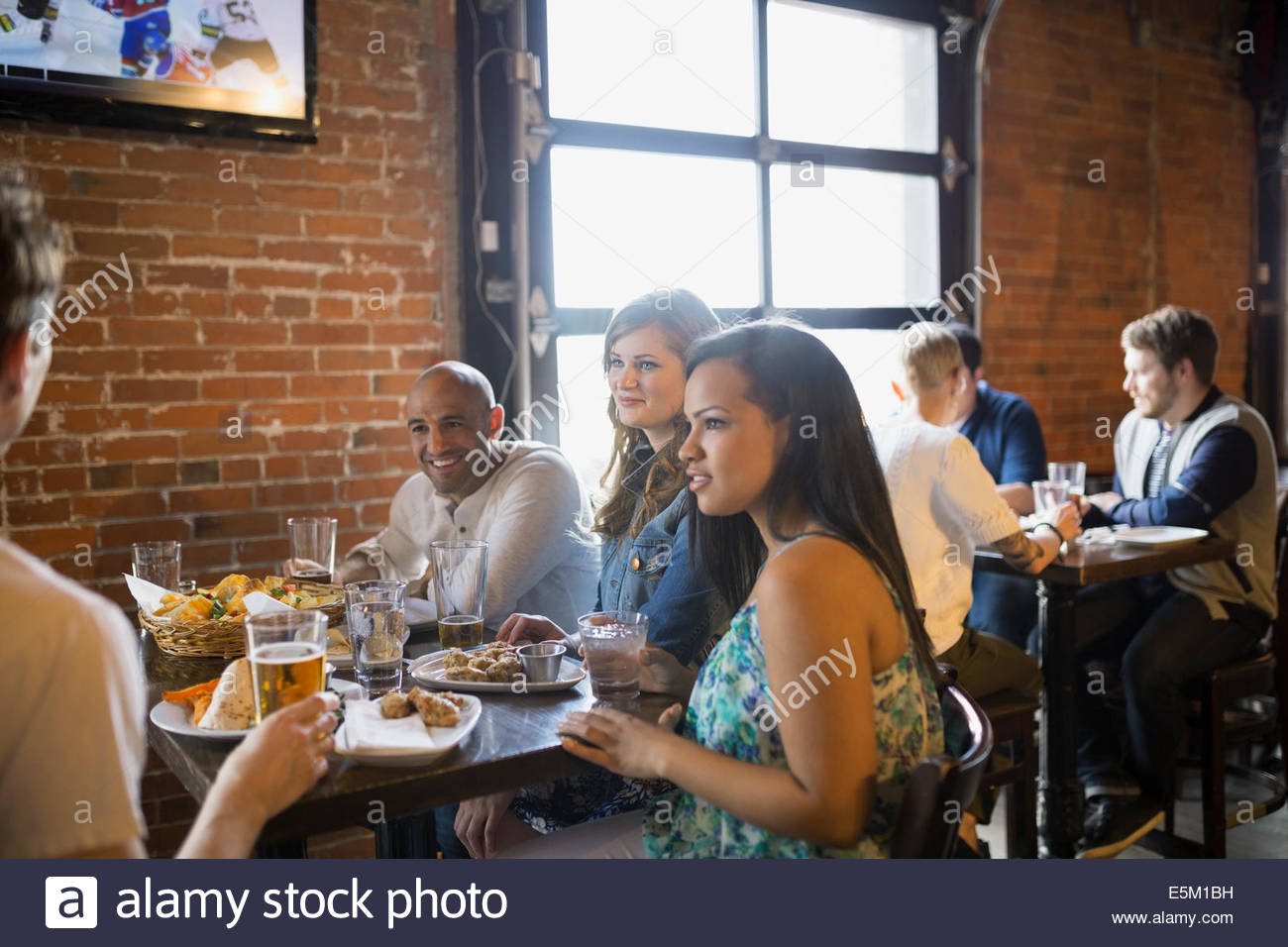 Freunde sprechen und Essen im pub Stockfotografie - Alamy