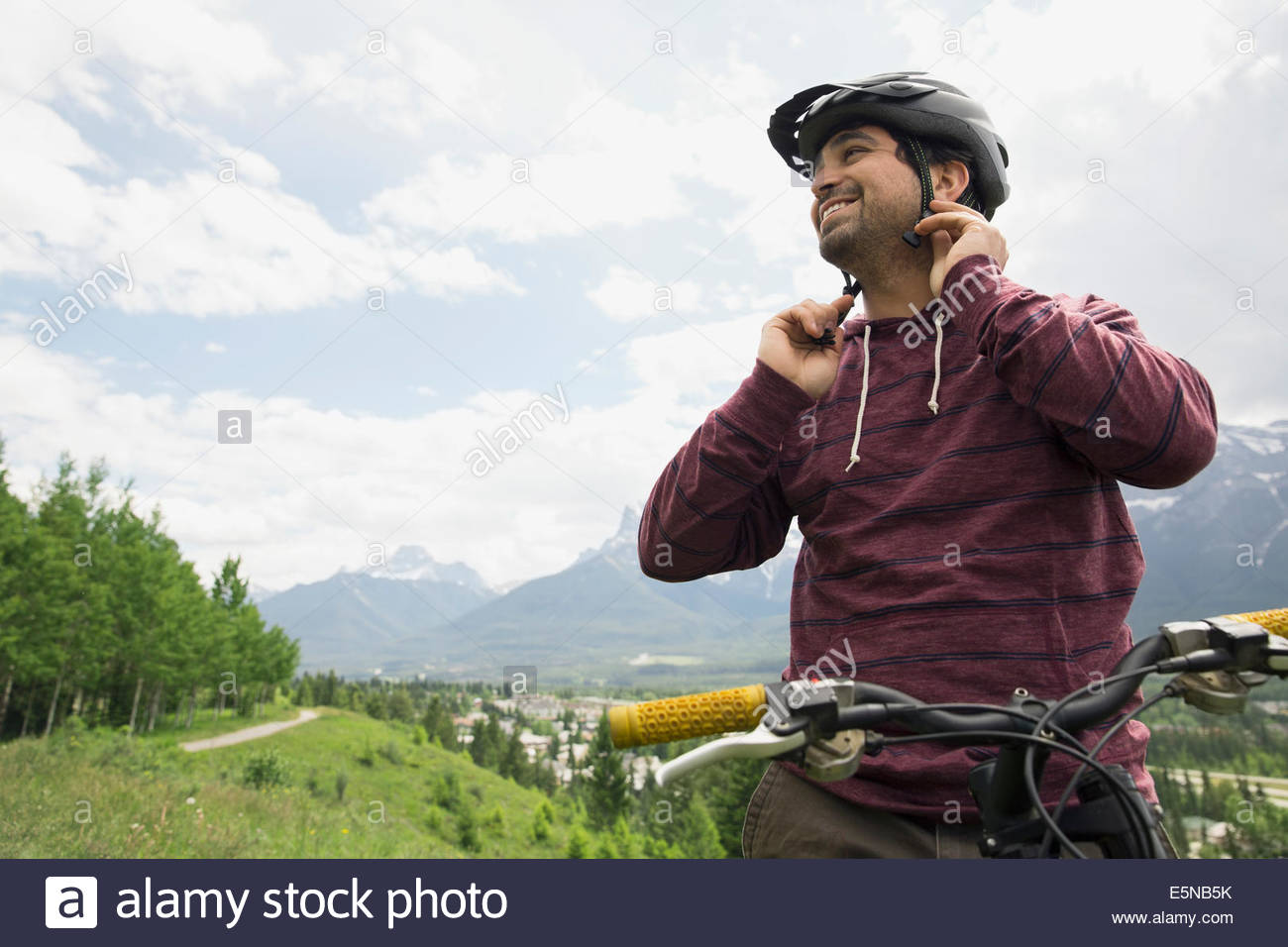 Mann mit fahrradhelm -Fotos und -Bildmaterial in hoher Auflösung – Alamy
