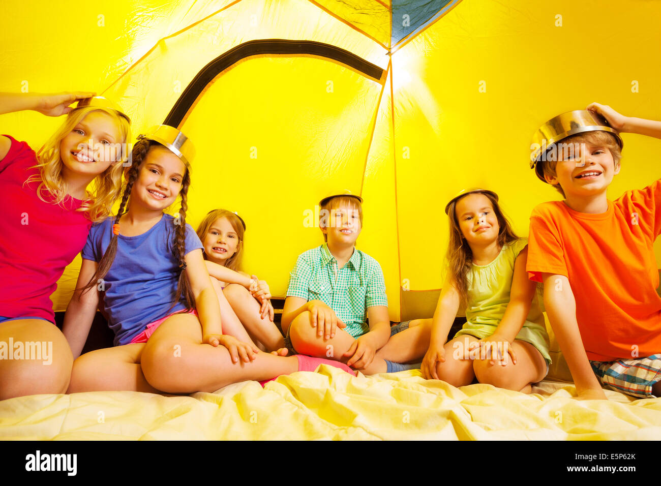 Sechs Kinder haben Spaß in einem Zelt Stockfotografie - Alamy
