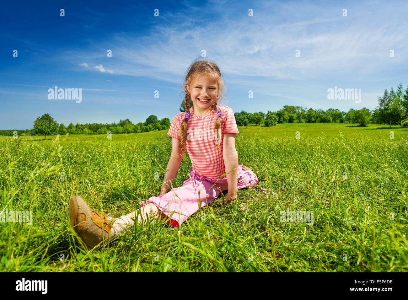 Breitbeinig mädchen -Fotos und -Bildmaterial in hoher Auflösung – Alamy