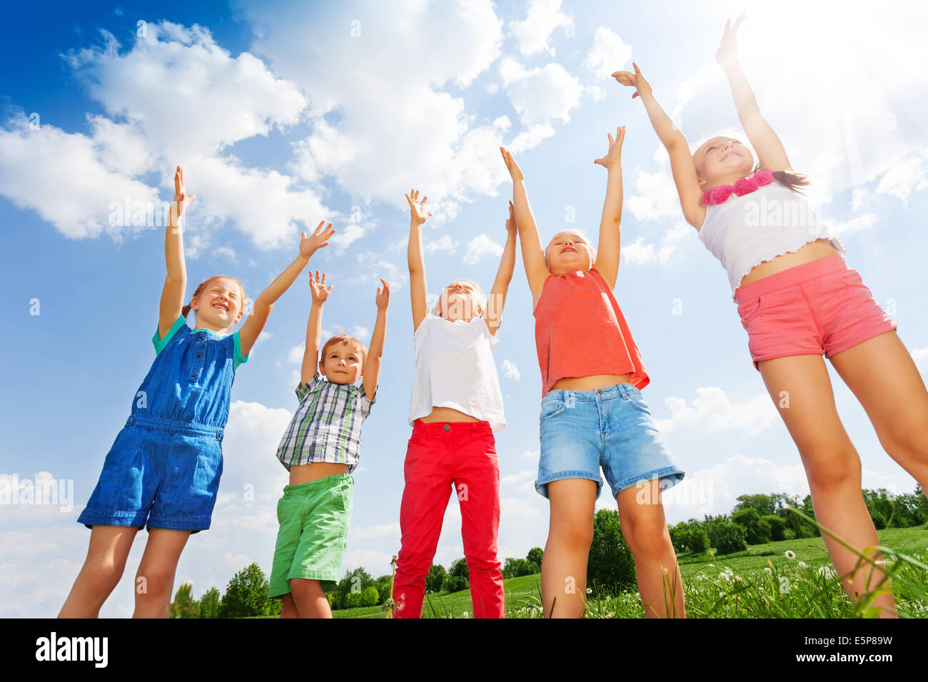 Kinder Die In Die Luft Springen Stockfotos und -bilder Kaufen - Alamy